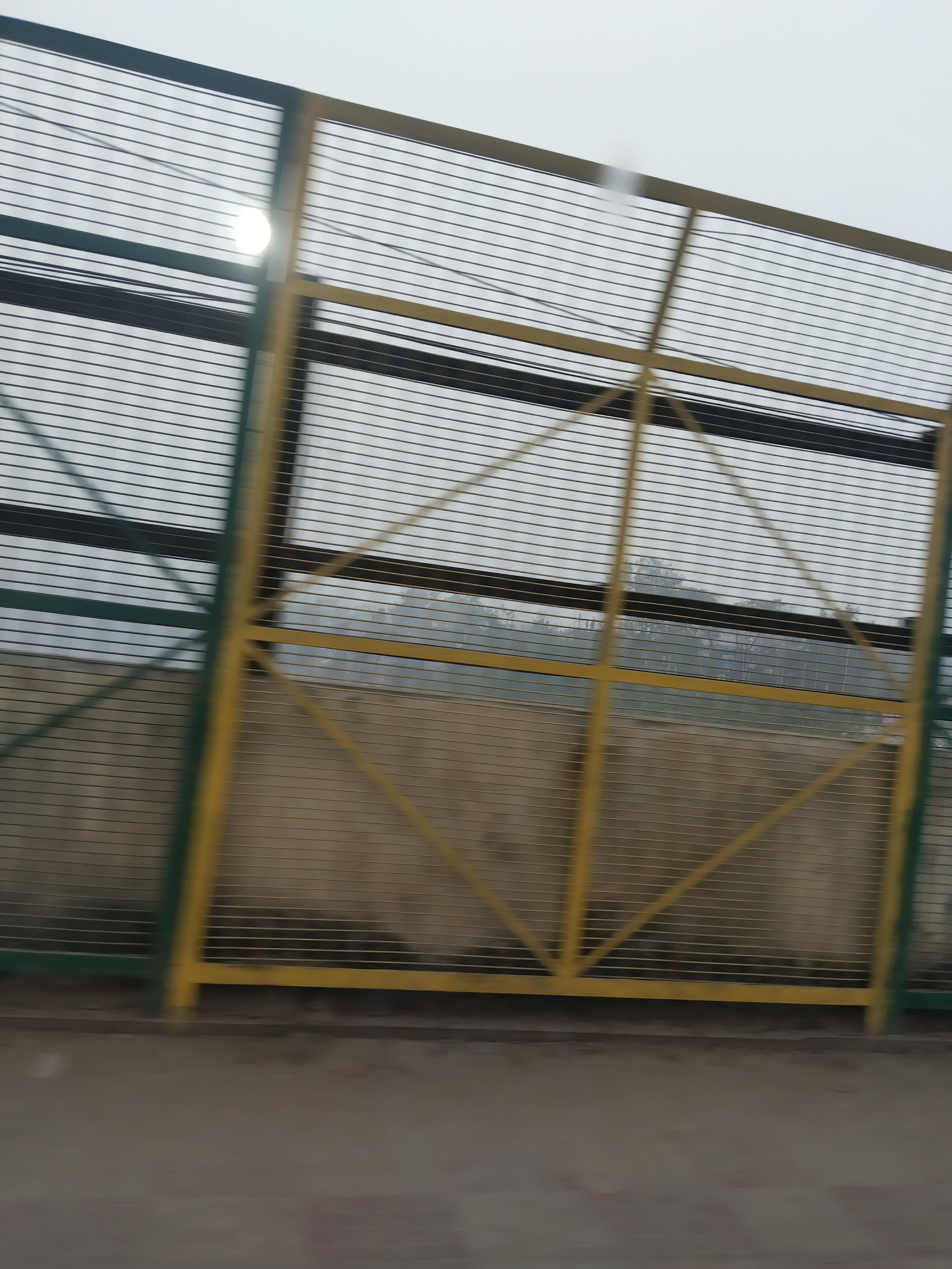 When your render distance is 2 chunks (sorry for bad quality photo ...